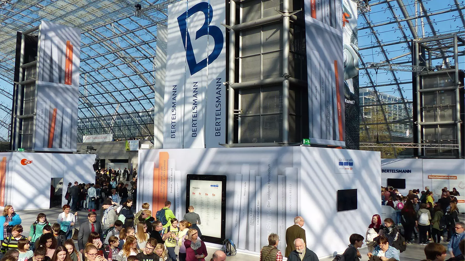 Leipziger Buchmesse 2019: Das Blaue Sofa sorgt mit 58 Autoren für ...